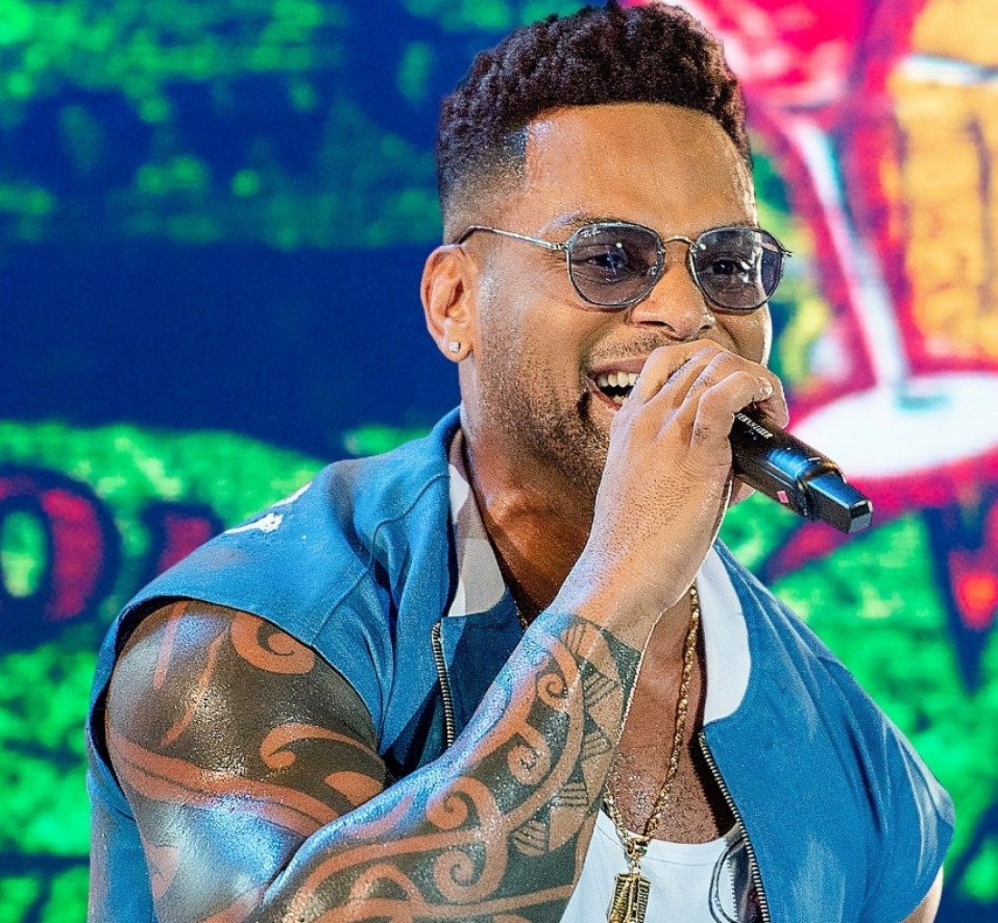 Tony Salles, da banda Parangolé, recebe a primeira dose da vacina ...