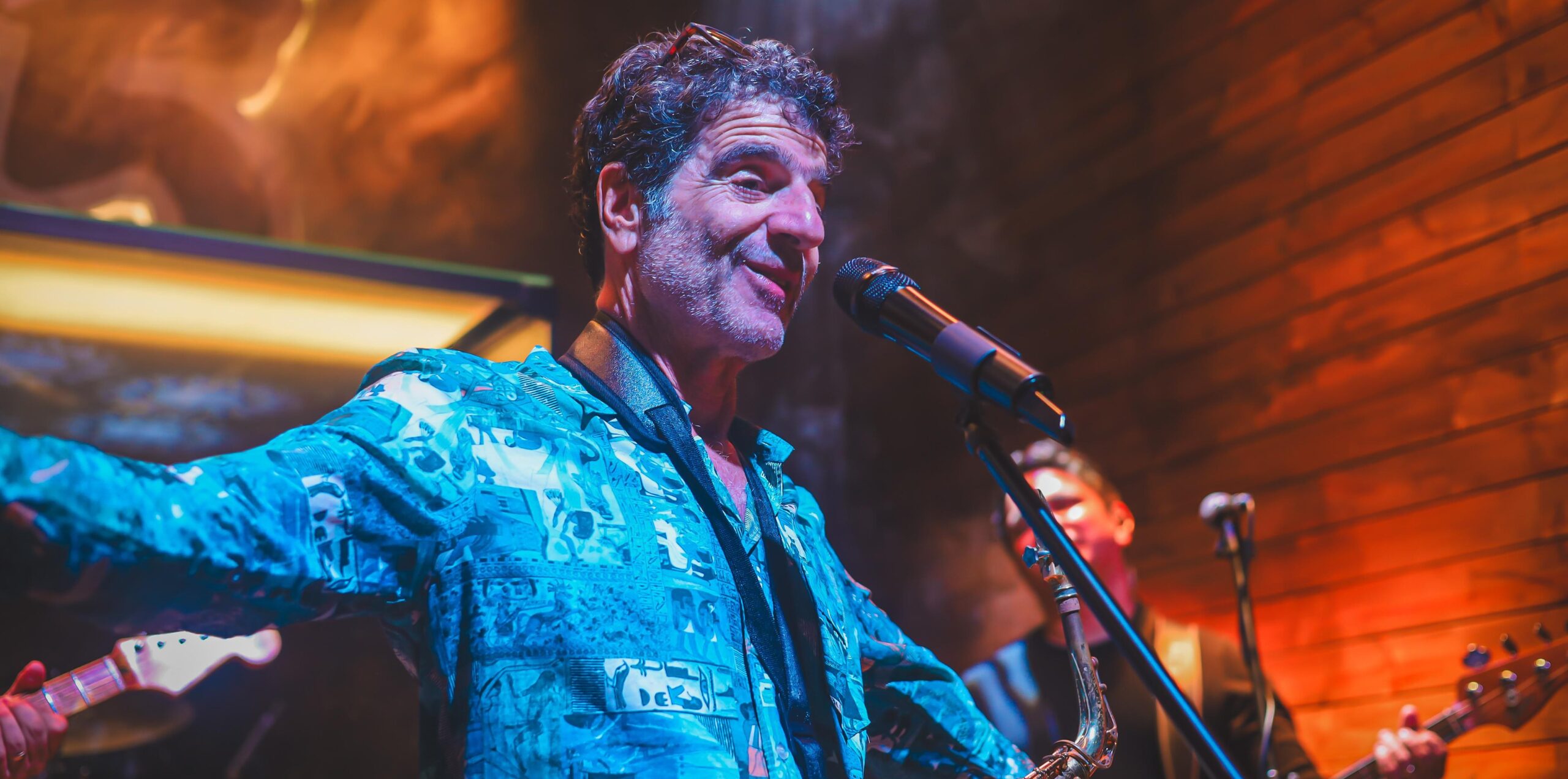 Casa lotada e público animado marcam show nostálgico de George Israel ...